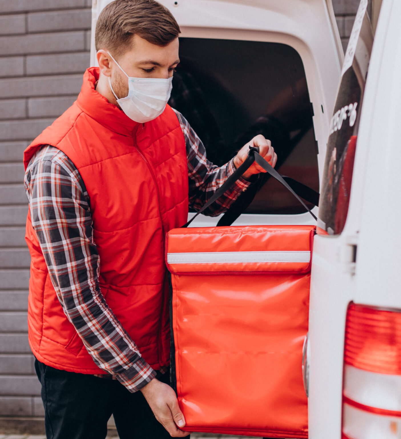 Luton box with tail-lift - Lucky Van - courier services